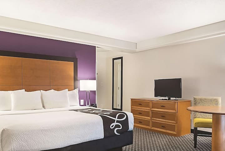 Relax And Unwind! Spacious Unit Awaits! - Rancho Cucamonga, CA