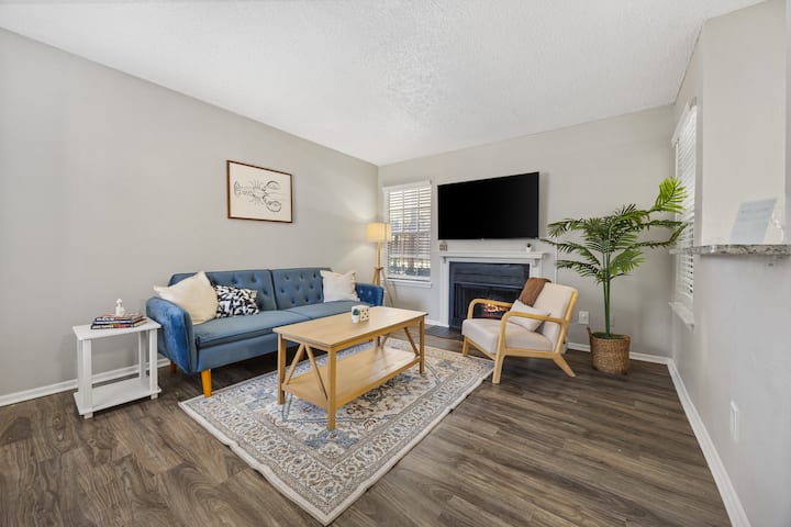 Coastal Hues | Pool, Gym & Free Parking! - Dallas, TX