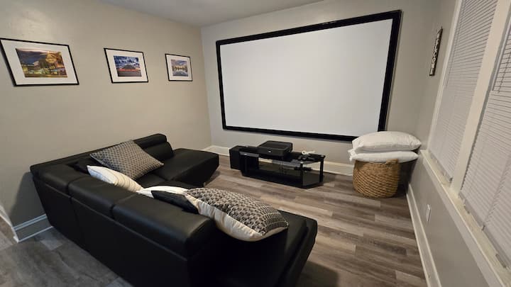 Gordon Square Apartment With Home Cinema - Cleveland, OH