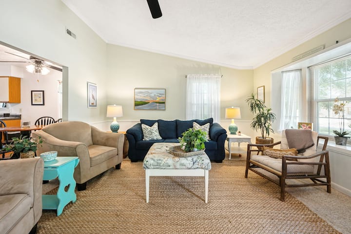 The Summer Cottage 𓇼 Walk To Beach & Dining - Oak Island, NC