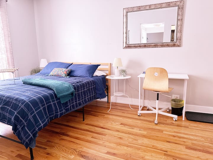 Walking Distance To Wrigleyfield -