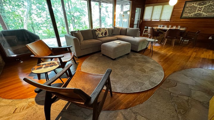 Cozy Mid-century Gem • Near City Park & Campus - Iowa City, IA