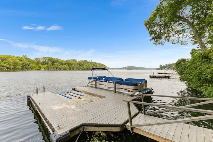 Serene Lake House Isle Retreat - Danbury, CT