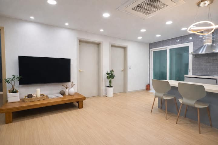 #전주역5분 #30평대 #아이동반 #무료주차 #넷플릭스 #퀸베드 #얼리체크인 #짐보관가능 - 전주시