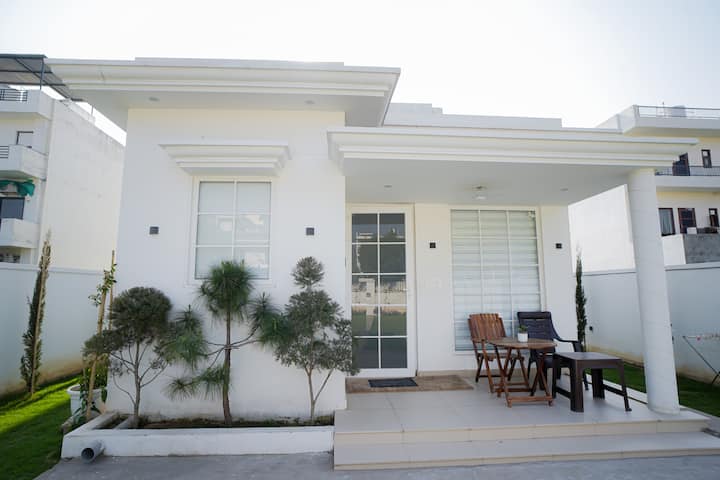 Apricot Garden Cottage • Fast Wifi • Secure Estate - New Chandigarh