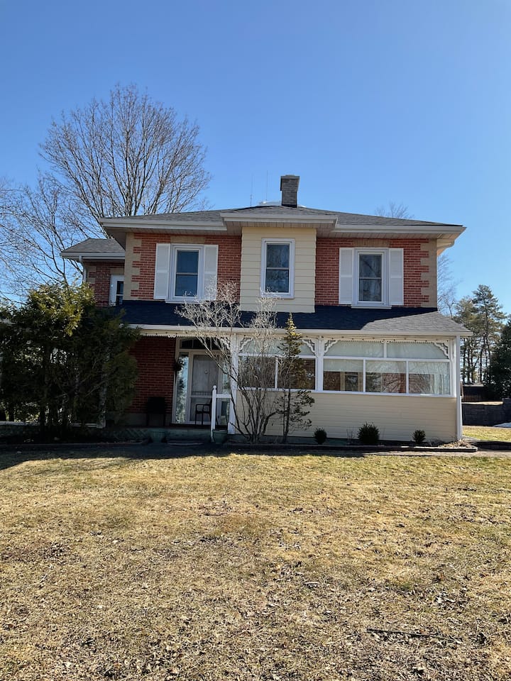 Lakefield Century Home. - 피터버러