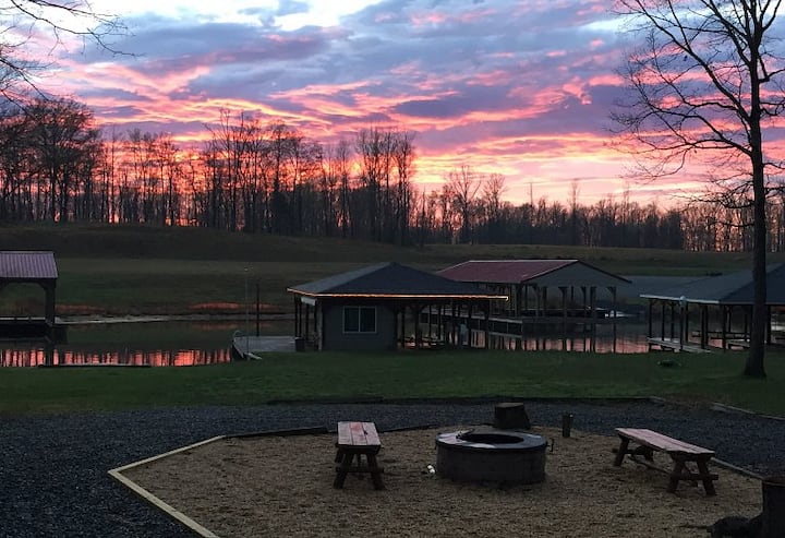 Camp Oak - Family Friendly Lakehouse - Sleeps 25 - Lake Anna, VA