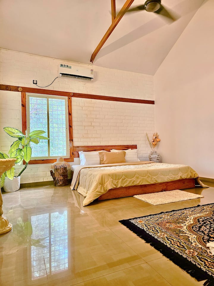 The Red Brick Estate: Boutique Farmstay W/2 Pools - Mandya