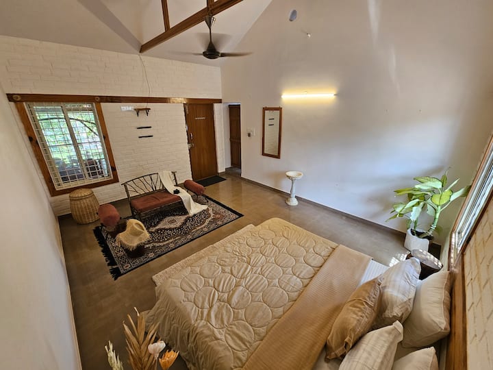The Red Brick Estate 3-acre Group Retreat W/2 Pool - Mandya