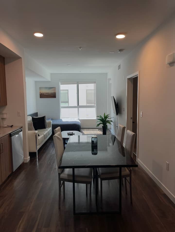 2 Beds, Pool, Jacuzzi, Parking - Hollywood, CA