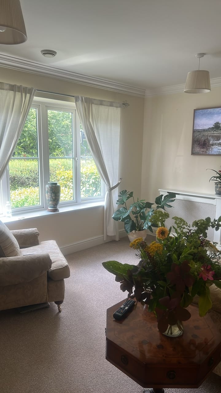 Perfectly Located Cotswolds Apartment - Cheltenham