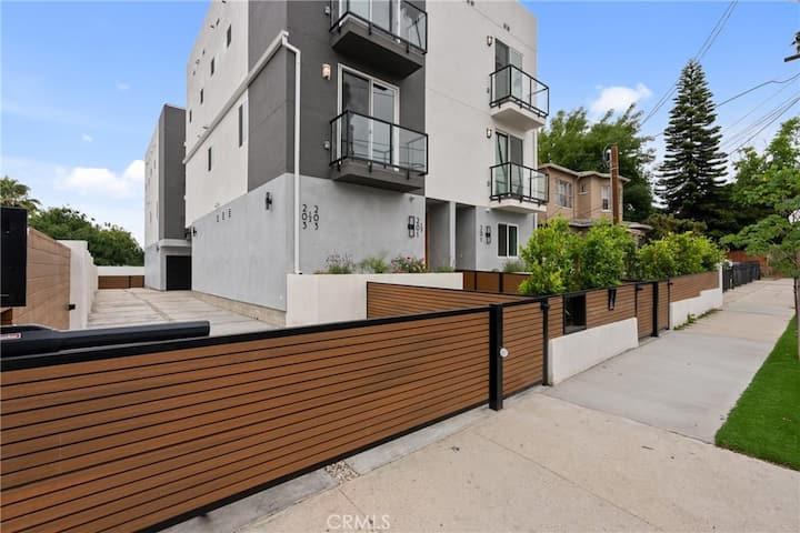 Luxe Modern Home, Rooftop View - Los Angeles, CA