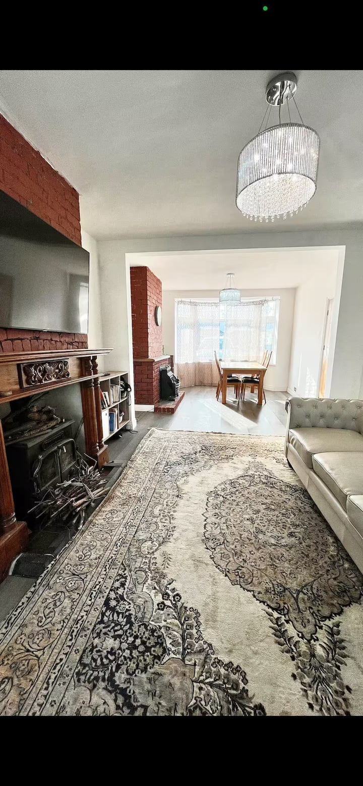 Ensuite With A Beautiful View Of The Neighborhood - Stoke-on-Trent