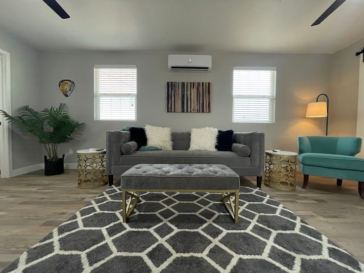 Cozy Home - Visalia, CA