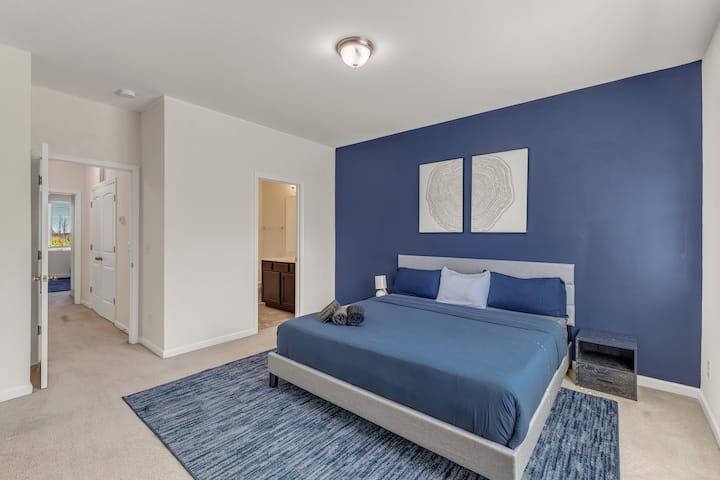 Upscale King 3br Townhouse—mins To Downtown! - Raleigh, NC