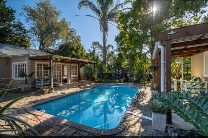 Garden Sanctuary Suite 1- Poolside Cottage - Gqeberha