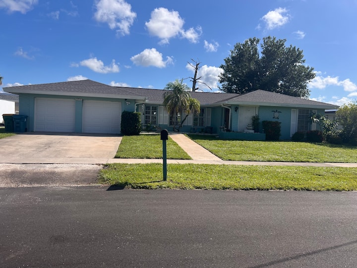 Donna’s Coastal Cottage - Port Charlotte, FL