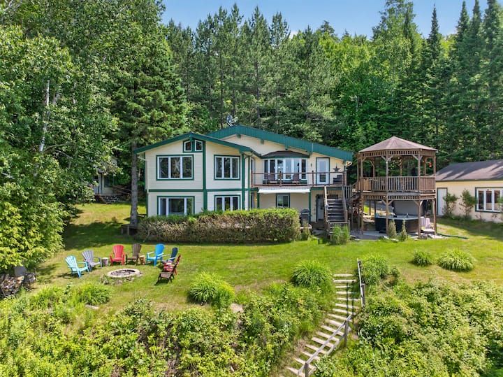 Spa & Lakefront | Chalet Le Colibri - Laurentides