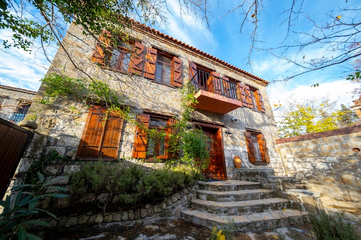 Mavras Taş Konak - Adatepe