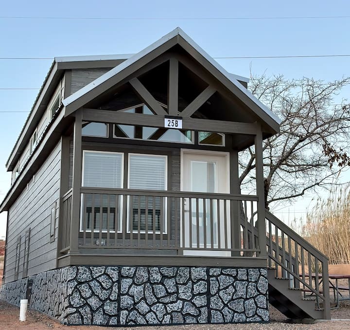 Cozy Tiny Home With Loft (Sleeps 6) - Page, AZ