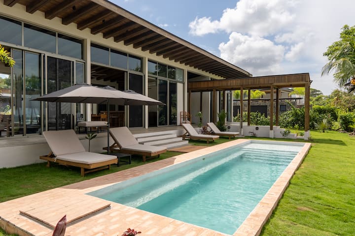 5br Beachfront Luxury Villa | Pool | Beach Access - Bejuco District