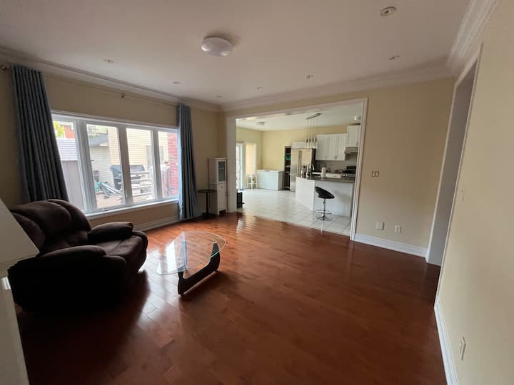 (H3) Modern Bedroom With Private Bathroom - Markham