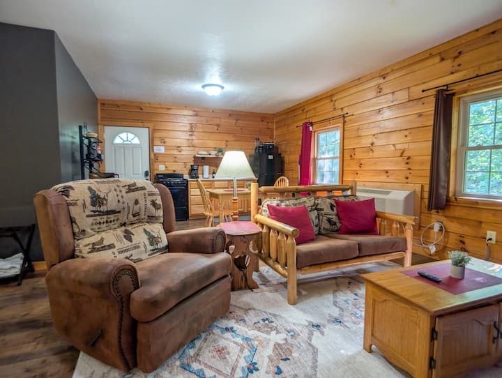 Cozy Log Cabin For 2 | Hot Tub + Bbq Grill | King - Logan, OH