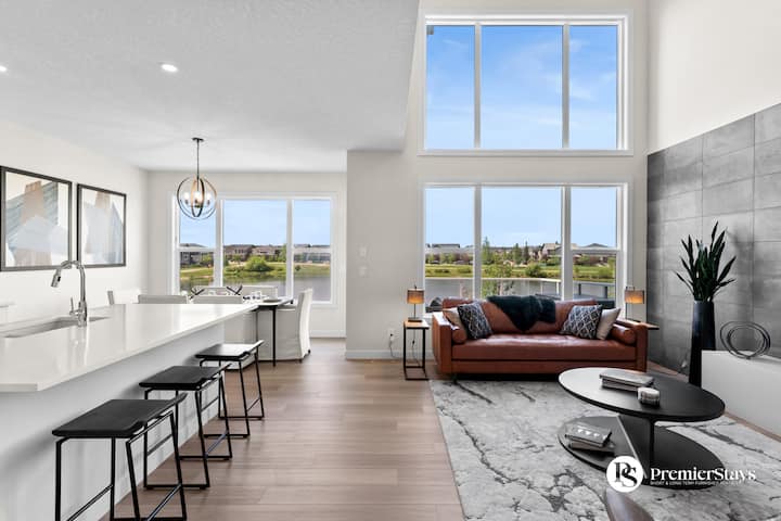 Stunning Executive Home » Central Ac » King Bed - Airdrie