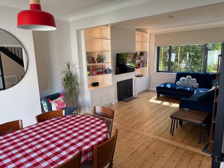 Spacious Home With Two Bedrooms And A Sunny Garden - Dublin