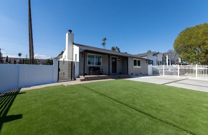 New La Home Private Parking Near Universal Studios - Los Angeles, CA