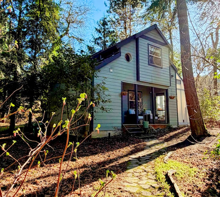 Beaver Garden Loft - Creekside Designer Stay - Hillsboro, OR