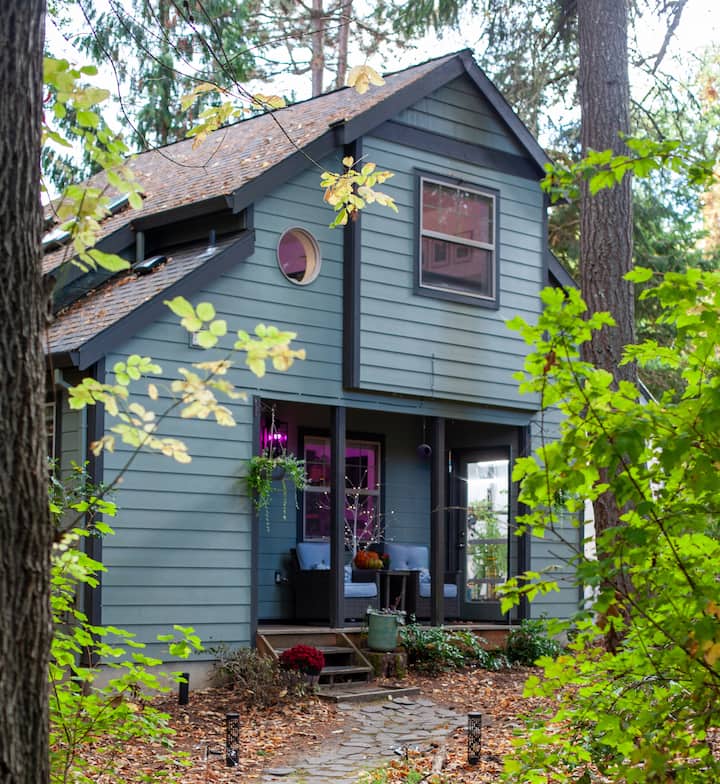 Beaver Garden Loft - Creekside Designer Stay - Beaverton, OR