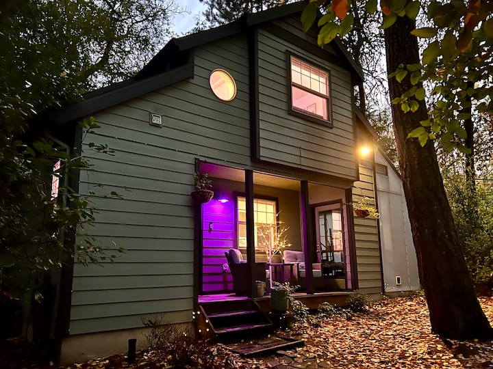 Beaver Garden Loft - Creekside Designer Stay - Beaverton, OR