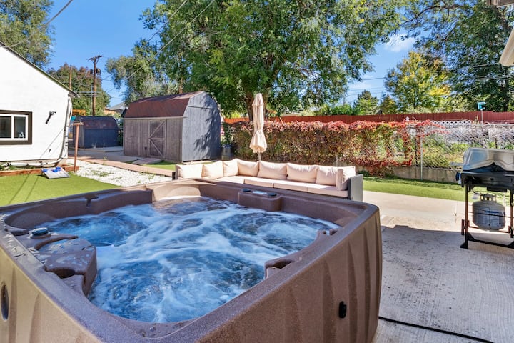 Traveler’s Dream Home! Hot Tub, Firepit, & Bbq - Colorado Springs, CO