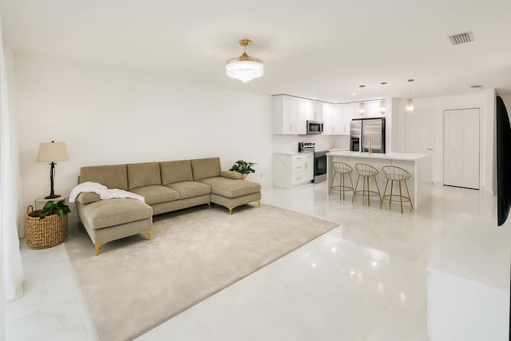 Luxury Modern Retreat 5 Minutes To Tampa Outlet - Wesley Chapel, FL