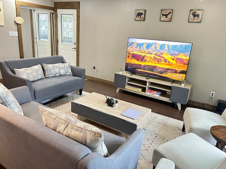 Retro Roots, Modern Vibes | 2br Stay - Calgary