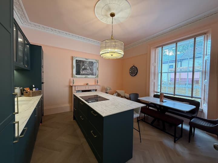 Chic Trendy Large Apartment Sleeps 6 Hottub Patio - Bristol