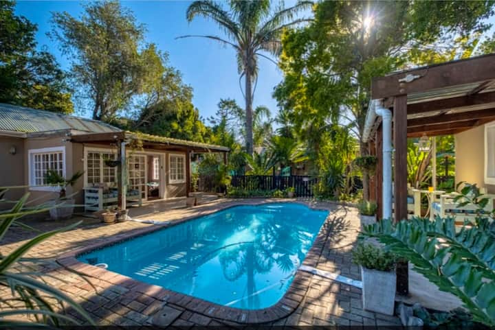 Garden Sanctuary Suite 2- Poolside Cottage - Port Elizabeth