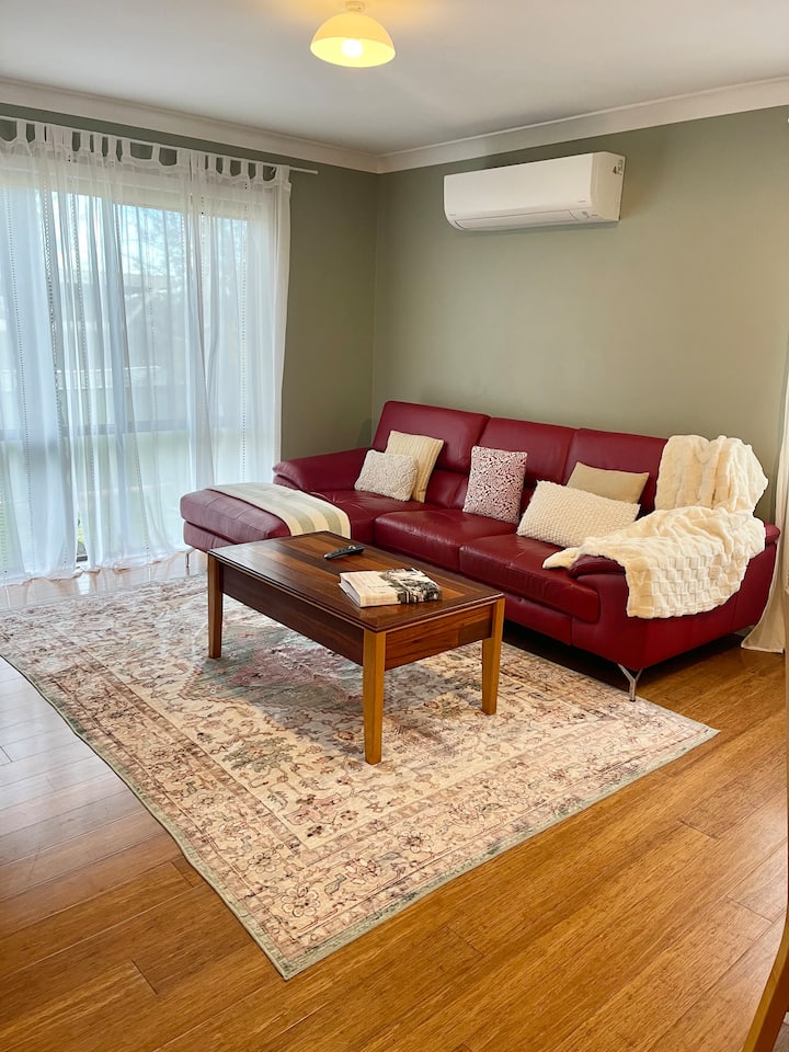 Owl Hollow
Close To Wedding Venues - Pet Friendly - Seville