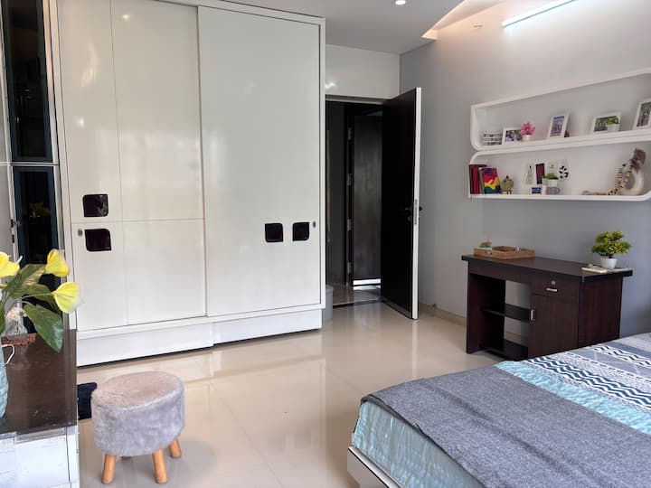 Spacious Room In A Family Home - Surat