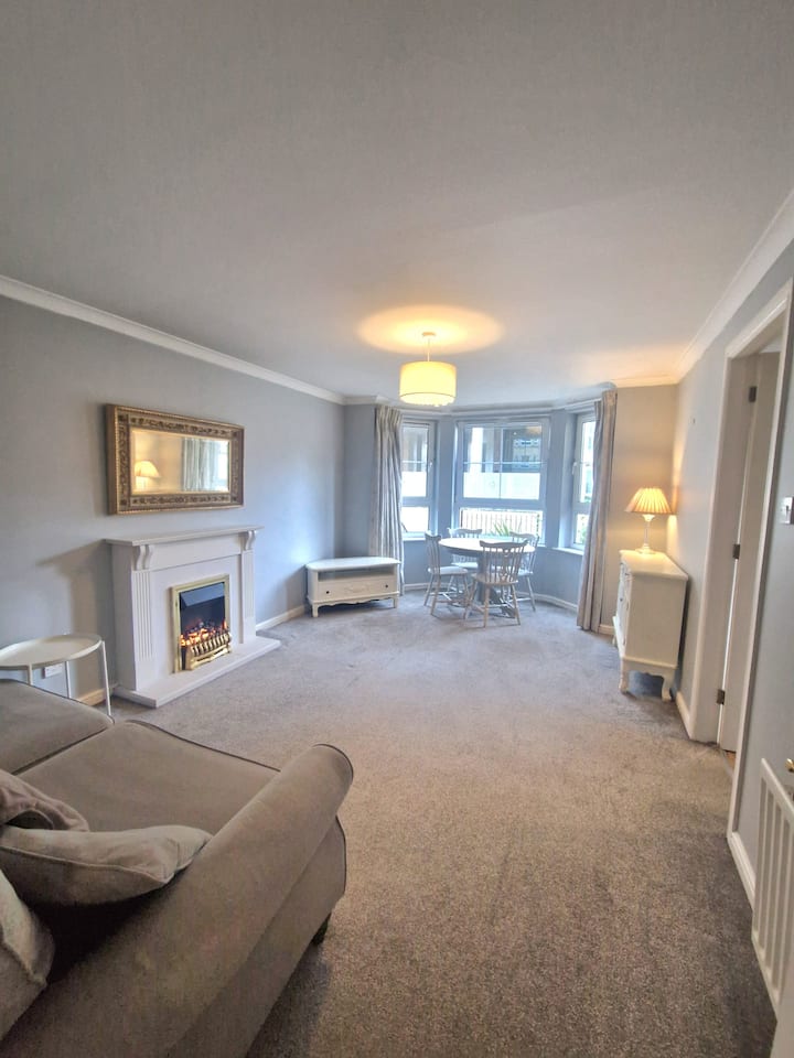 Free Parking, Stylish 2 Bed & 2 Bath, Ground Floor - Edinburgh