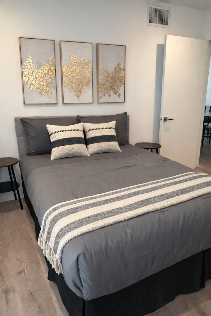 3 Bedroom 3 Bath Modern Spacious Apartment - Hollywood, CA