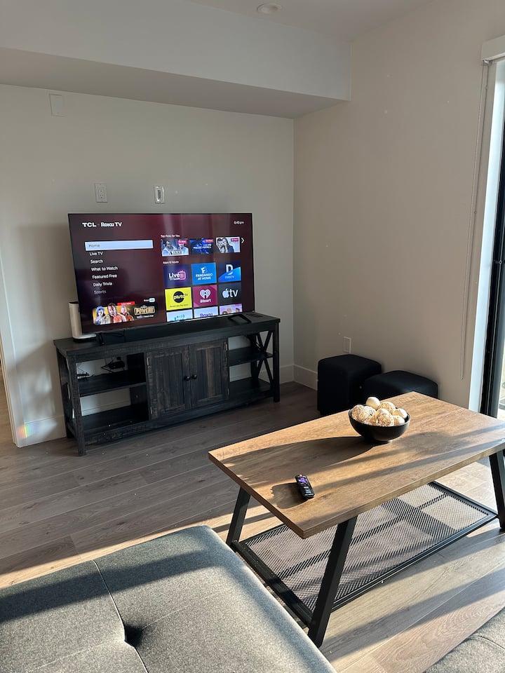 3 Bedroom 3 Bath Modern Spacious Apartment - Hollywood, CA