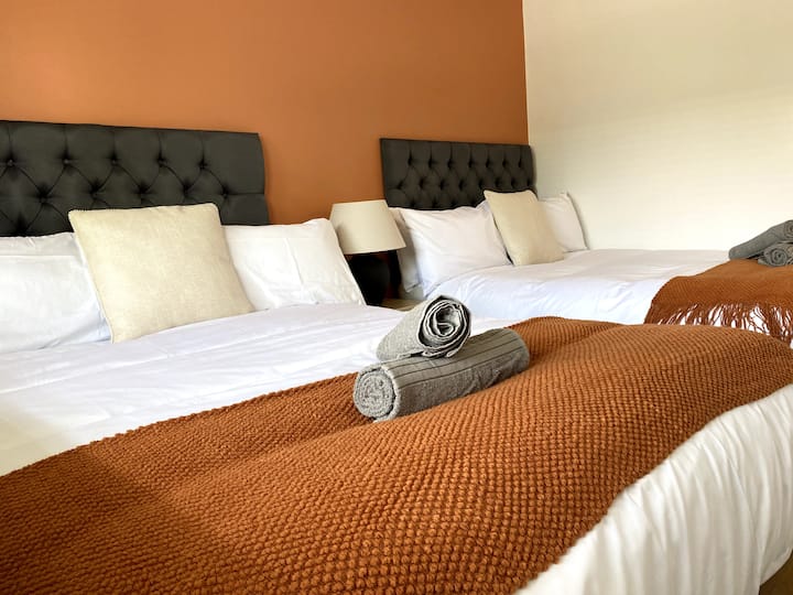 Sleeps 12 | City House + Parking - Stockport
