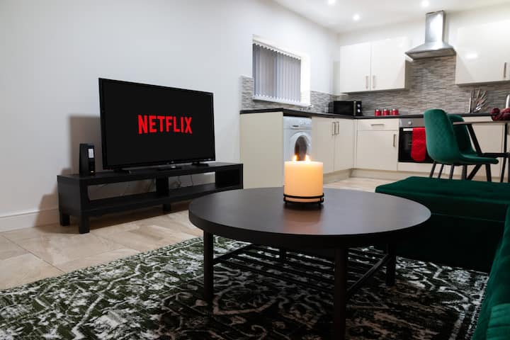 *2 Flats - Directly Opposite Principality Stadium - Cardiff