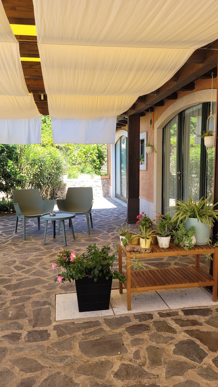 Borghetto S/m
"Cortile Alle Mura"
L'oleandro - Valeggio sul Mincio