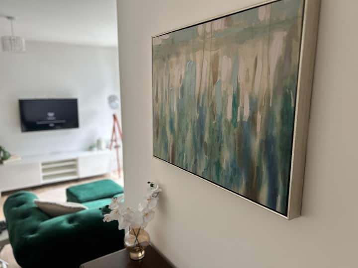 Modern Top Floor - 2 Bedroom 2 Bath - Sleeps 4 - Hemel Hempstead