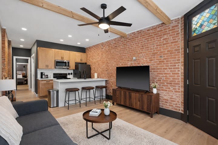 Exposed Brick • Walk To Bars • Queen • Fast Wifi - 聖路易斯