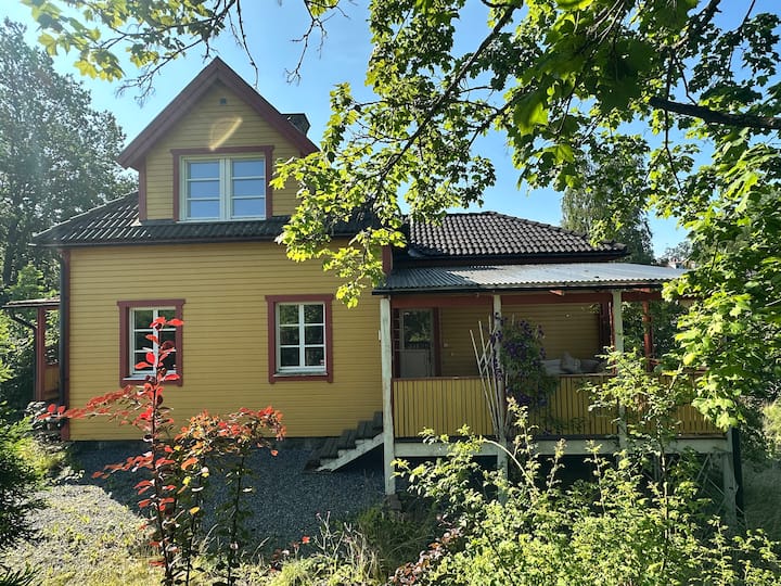 Centralt Hus Med Fina Uteplatser & Fint Trädgård - Flen