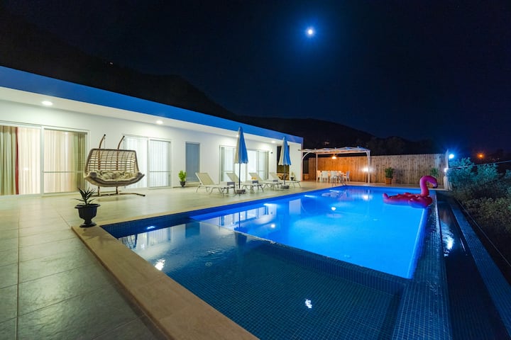 Doğa Manzaralı 4 Kişilik Jakuzili Villa 07-10135 - Kalkan